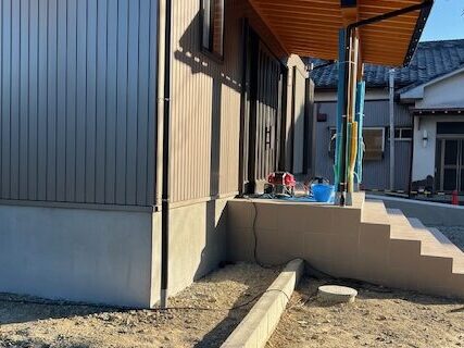 外部基礎巾木刷毛引き仕上げ 浜松市中央区某寺院 | ハマニ株式会社